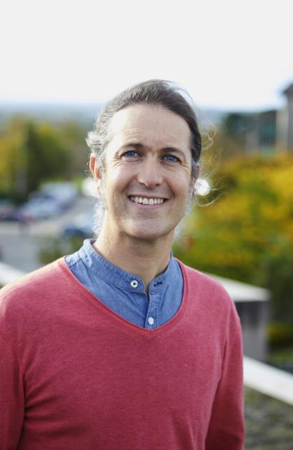 Interview du Pr Divi Cornec, rhumatologue au CHU de Brest et directeur ...